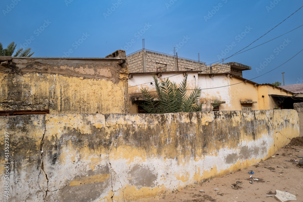 Foto de ancien bâtiment colonial français en ruine dans un quartier ...