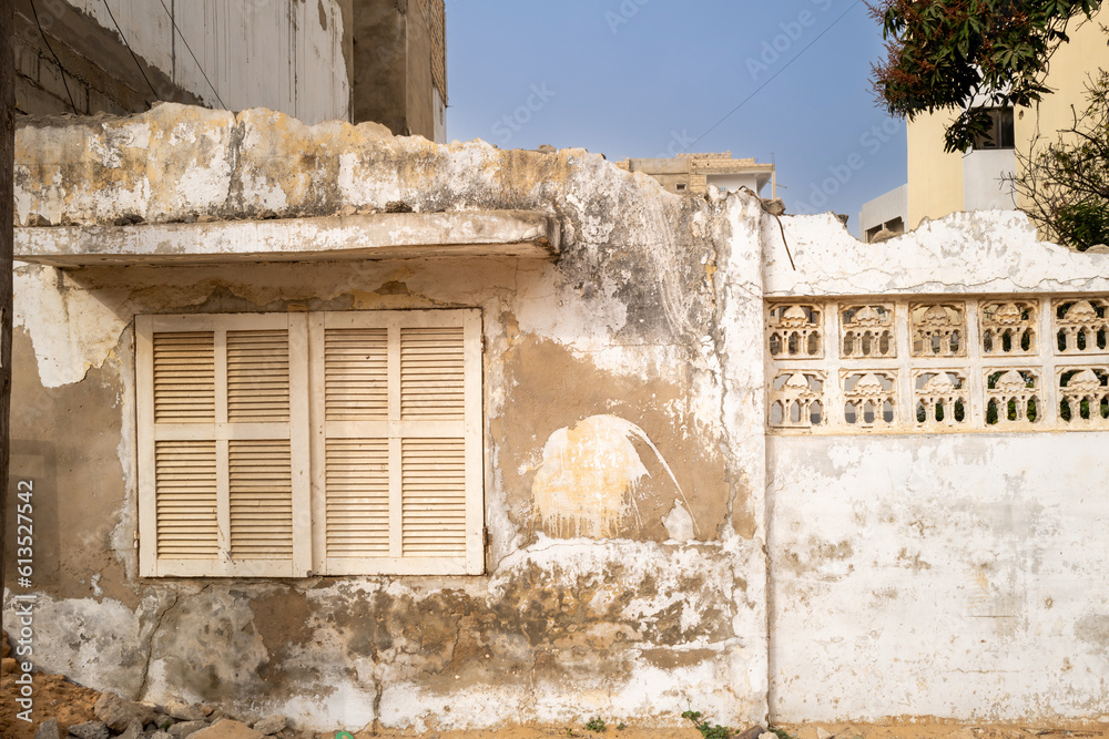 ancien bâtiment colonial français en ruine dans un quartier populaire ...