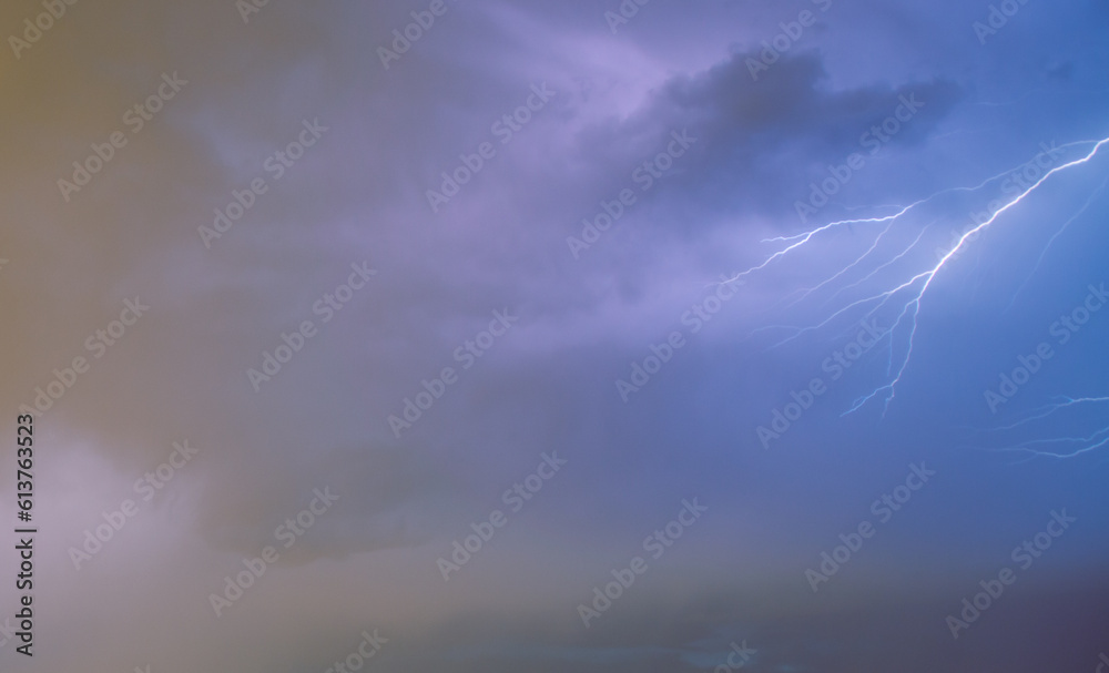 Relámpago iluminando el cielo encapotado. Cielo nublado en un oscuro ...