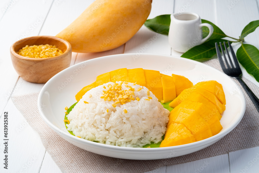 Foto de Thai Sweet Sticky Rice with Mango (Thai Dessert),Khao Niew Ma ...