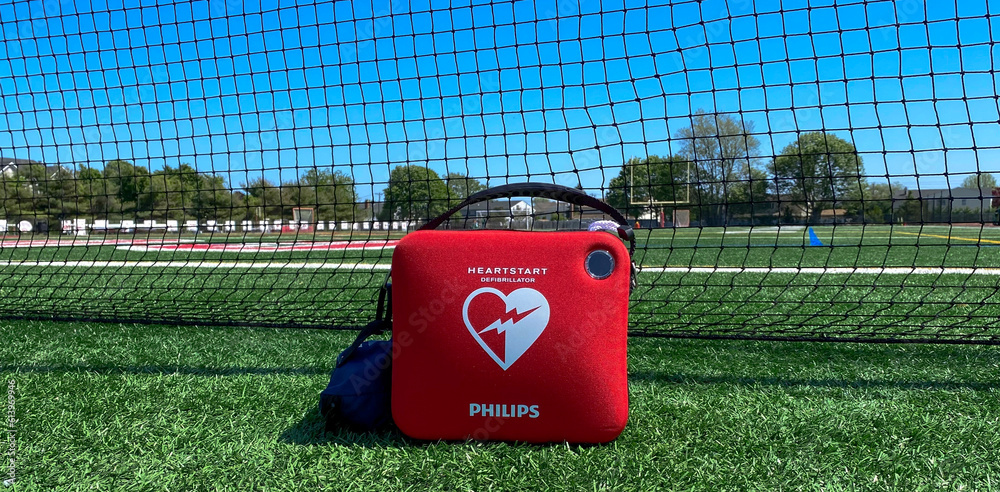 Foto de Portable AED defribrillator resuscitation machine on a turf ...