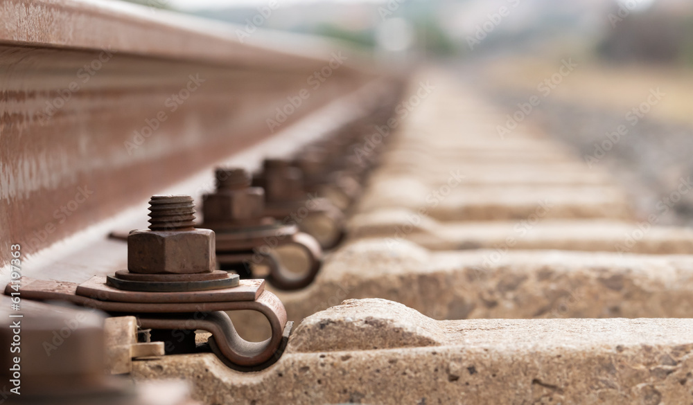 Clavo de rieles, en vías del tren Photos | Adobe Stock
