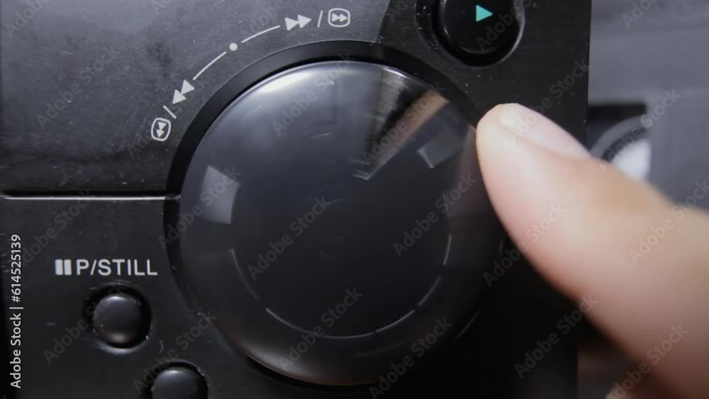 Vídeo do Stock: Operating an old VHS VCR device: pressing the play ...