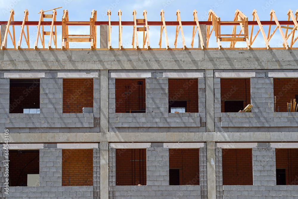 Foto de Building construction, windows and roof rafters installation ...