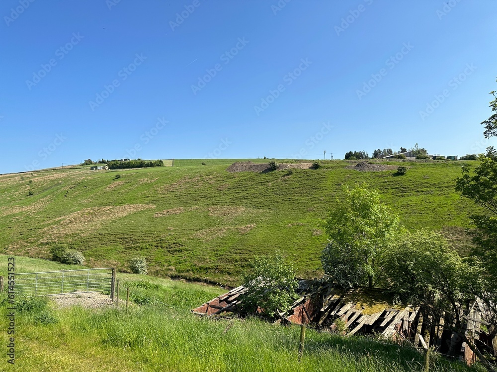 Foto de High on the hills and moors, with an old derelict shack, and ...