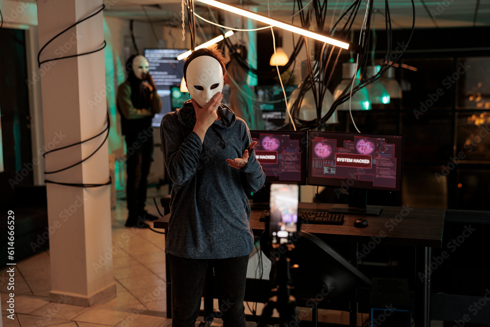 Foto De Cybercrime Thief Recording Video Asking Money For Ransom