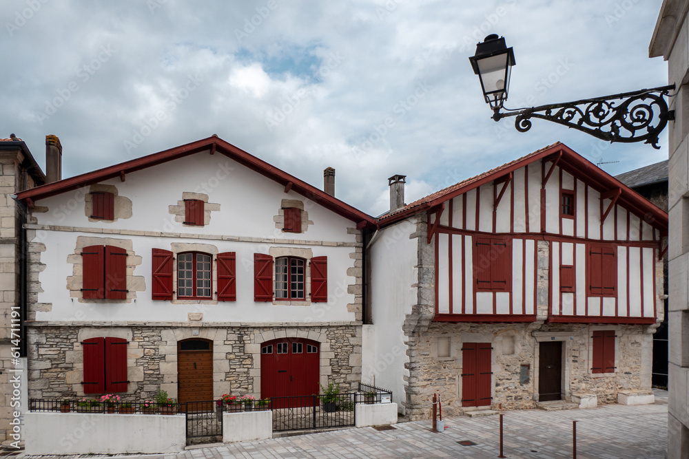 Casas típicas do País Basco com as tradicionais cores de vermelho e ...