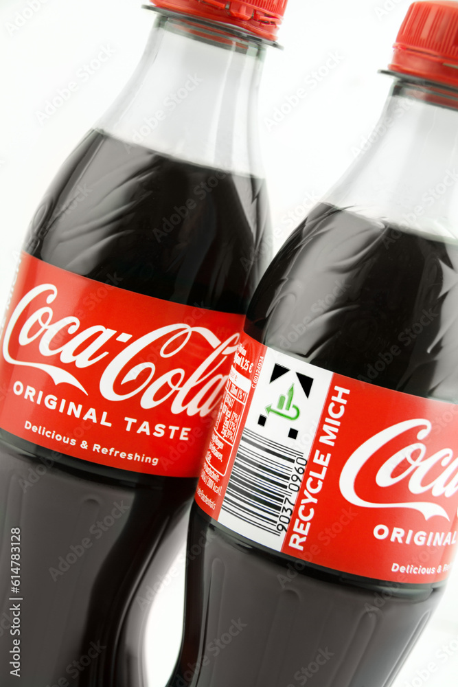 2 Flaschen Coca-Cola Original Taste mit Recycling Kennzeichnung Stock ...