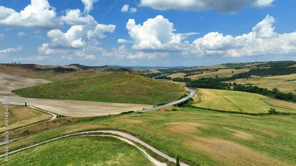 Le strade della Val D’Orcia tra le colline toscane. Vista aerea della ...