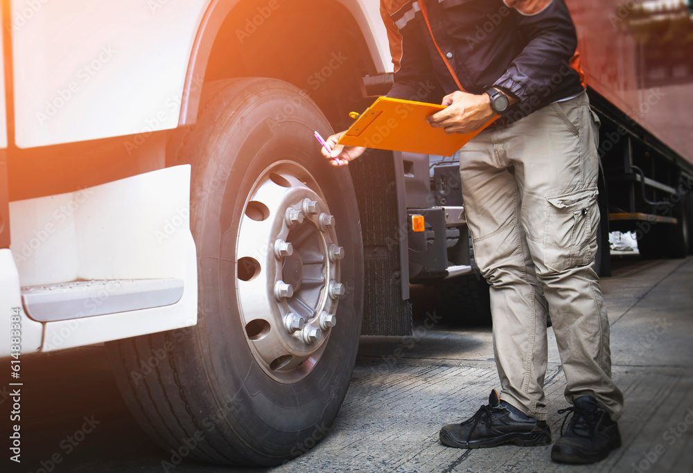 Foto de Auto Mechanic is Checking the Truck's Safety Maintenance ...