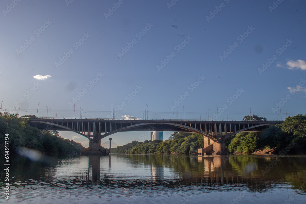 ponte estaida e ponte JK (Jucelino kubitschek ) vistas do meio do rio ...