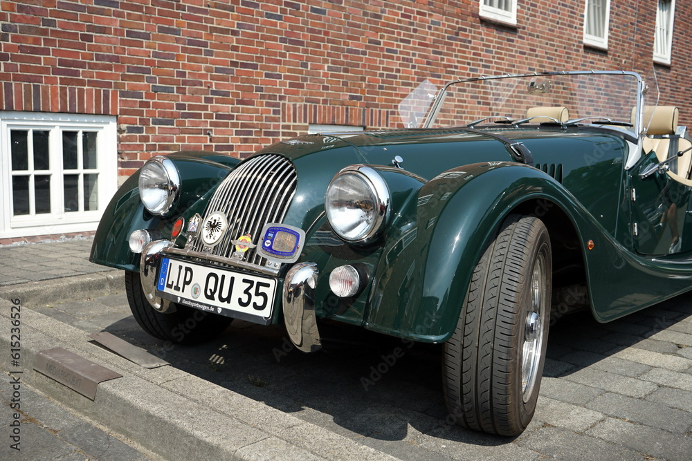Morgan Plus 8 Roadster und Sportwagen in British Racing Green im Sommer ...