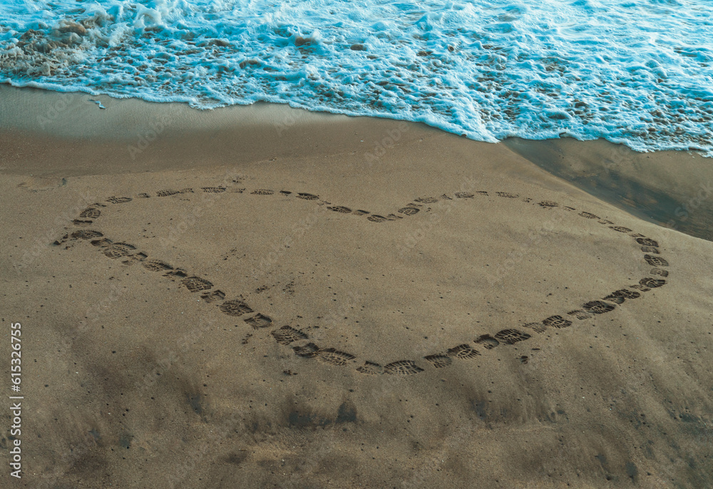 Heart made of footsteps in the sand of a beach - Corazón hecho de pasos ...