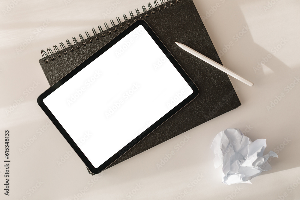 Flat lay of blank screen tablet with mock up copy space, digital pen ...