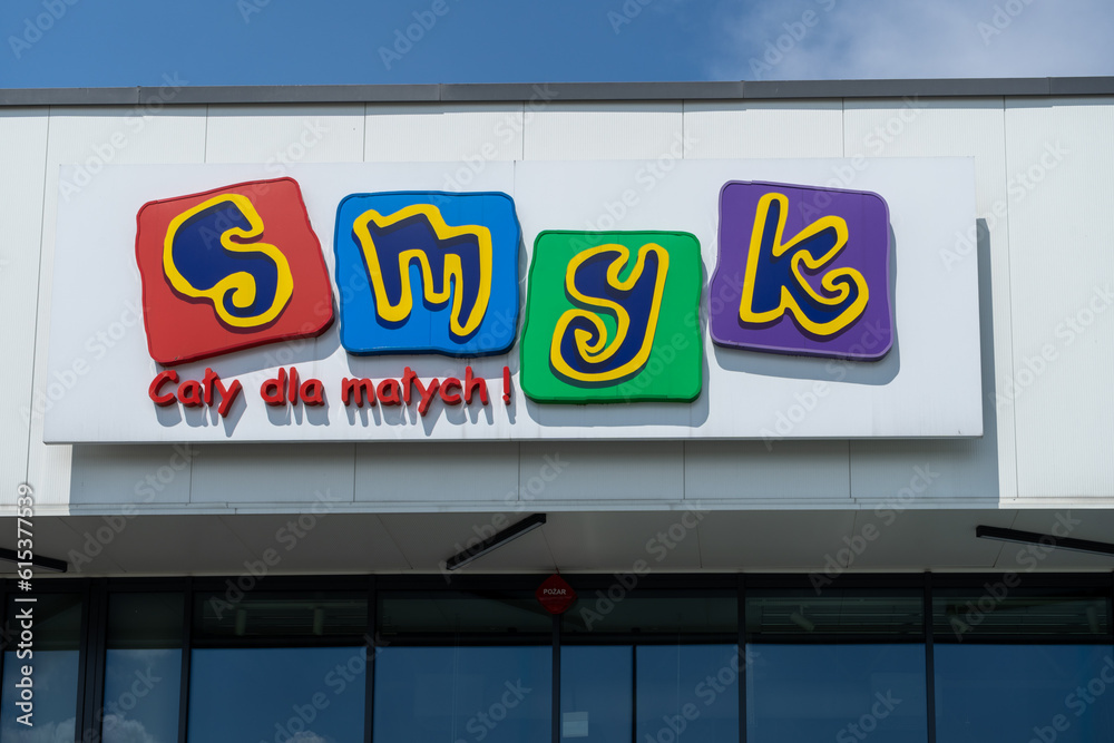 Foto de Smyk store with logo sign. Polish retail chain shop, selling ...