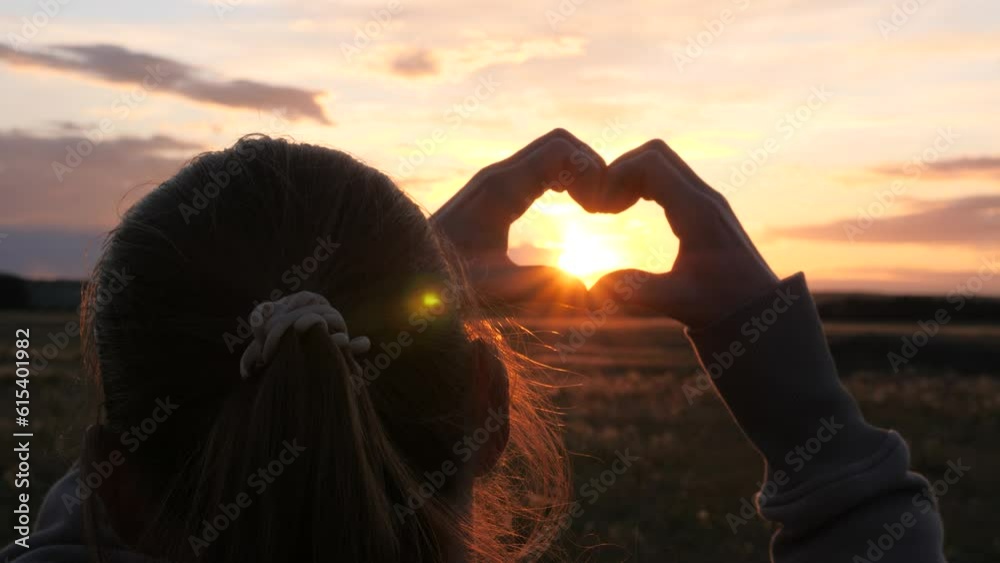 Vidéo Stock silhouette girl heart fingers romance journey sunset, happy girl dream sun sky ...