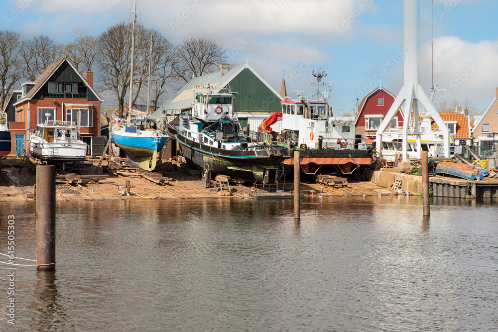 Fischkutter auf der Helling einer WErft in Urk, Niederlande Stock Photo ...