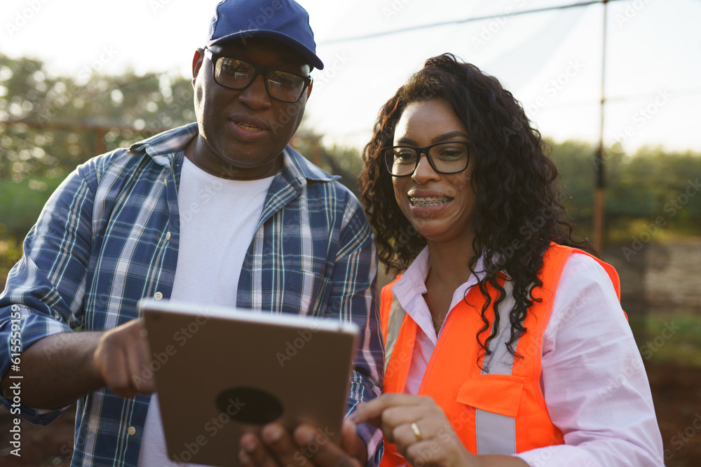 pequeno produtor rural Brasileiro aprendendo a usar o aplicativo que ...