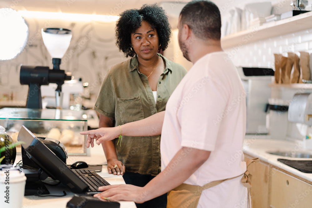 atendente em treinamento tirando duvidas com sua gerente em uma ...