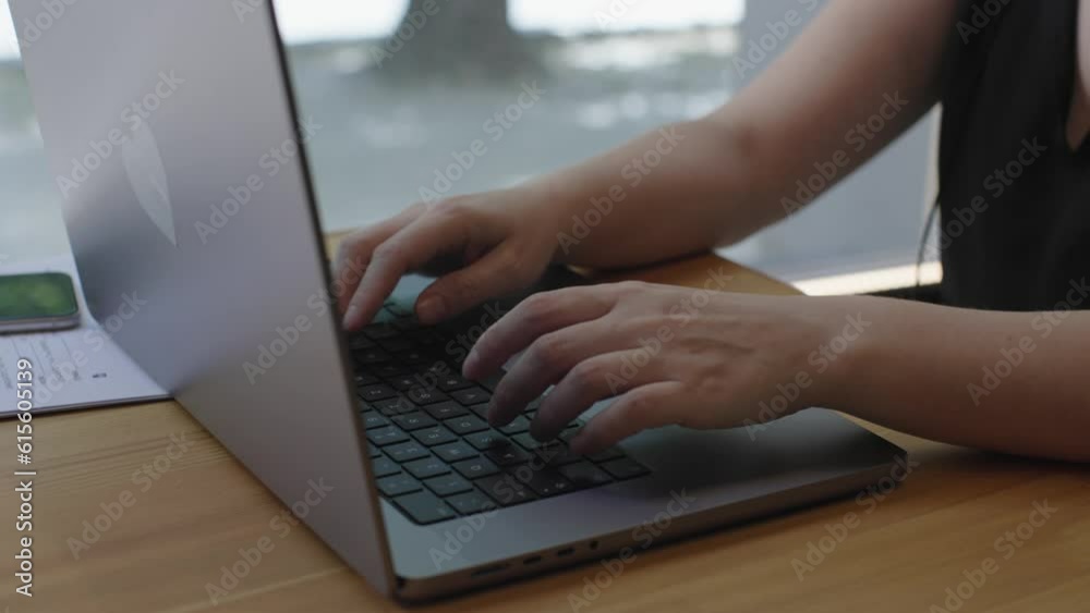 Vidéo Stock female hands close-up typing black laptop keyboard. typing ...