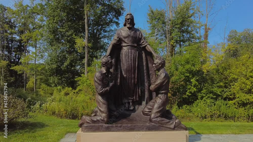 Stockvideon A pan around of statue marking the Restoration of the ...