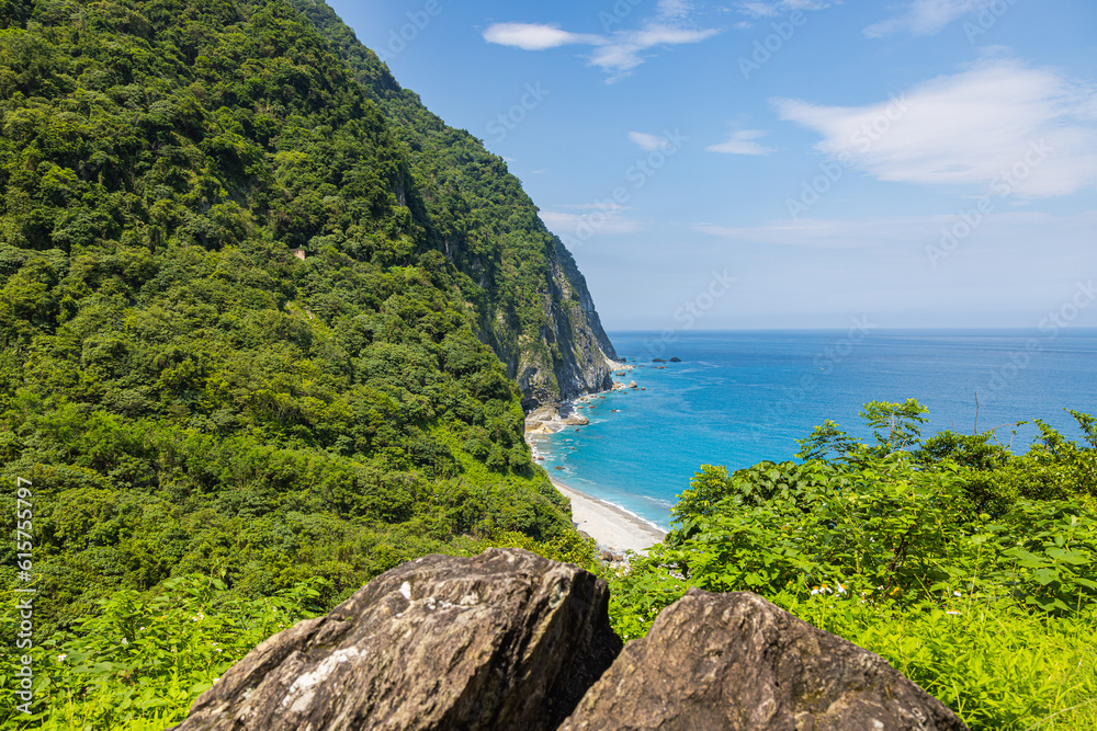 Stunning view reveals the grandeur of the cliffs at Taiwan southeast ...
