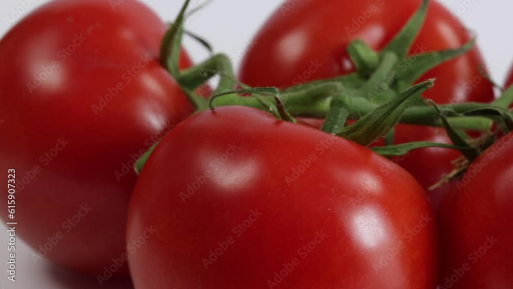Video „grappe de tomates, en gros plan, isolé sur un fond blanc“ ze ...