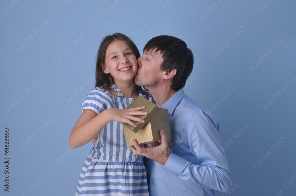 filha entregando presente para o pai, um feliz dia dos pais cheio de ...