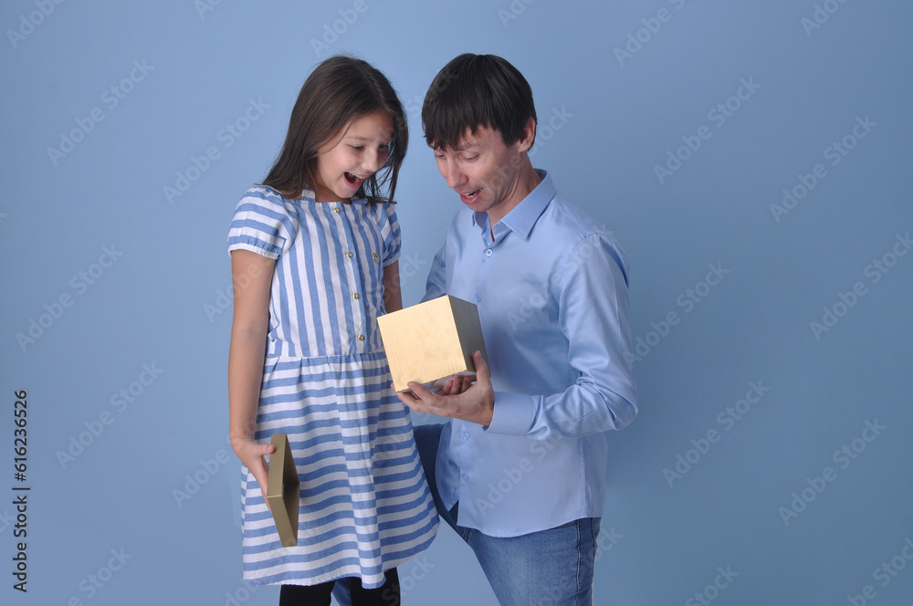 filha entregando presente para o pai, um feliz dia dos pais cheio de ...