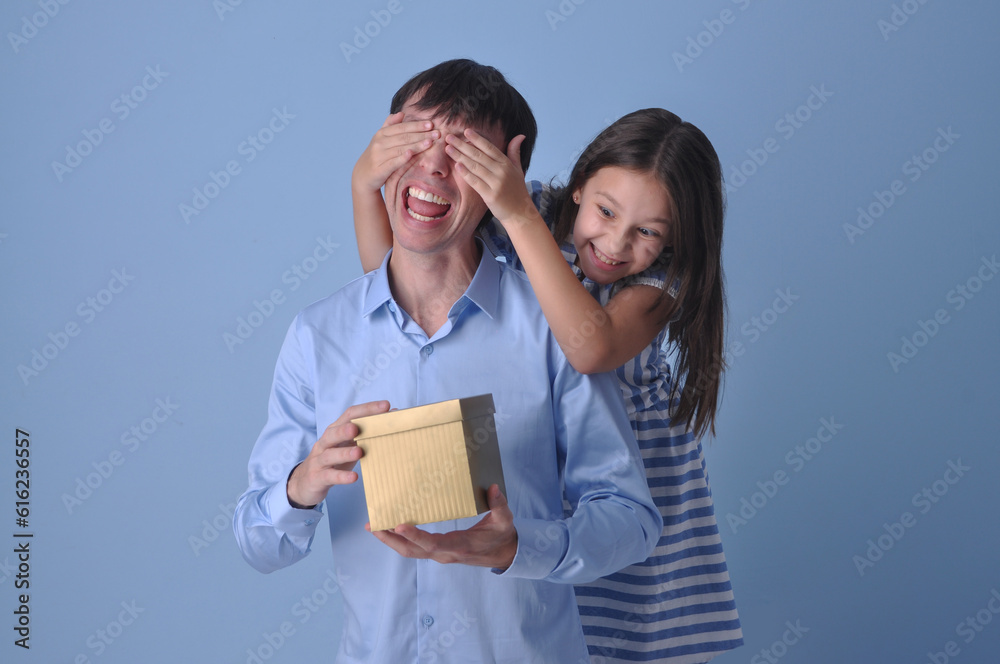 filha entregando presente para o pai, um feliz dia dos pais cheio de ...