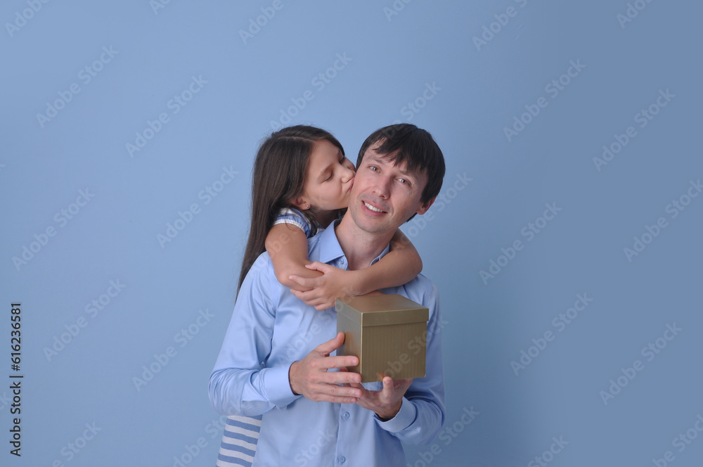 filha entregando presente para o pai, um feliz dia dos pais cheio de ...