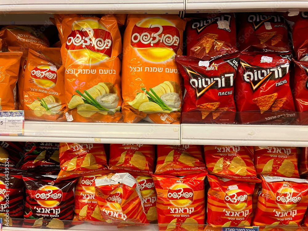 Foto de Display with snacks in a store. Translation: Bissli, chips ...