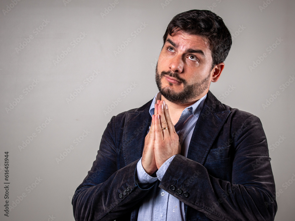 Persona juntando sus manos en exoresión de rezo o plegaria Stock Photo ...