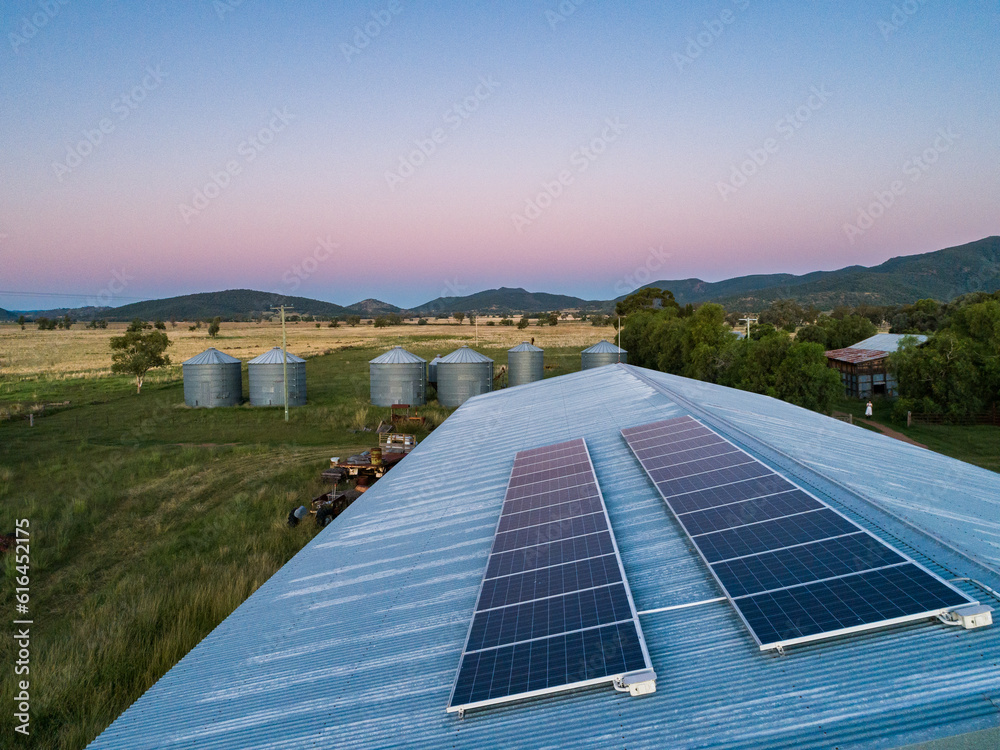 Foto de Dusk light on solar-powered farm shed harnessing renewable ...