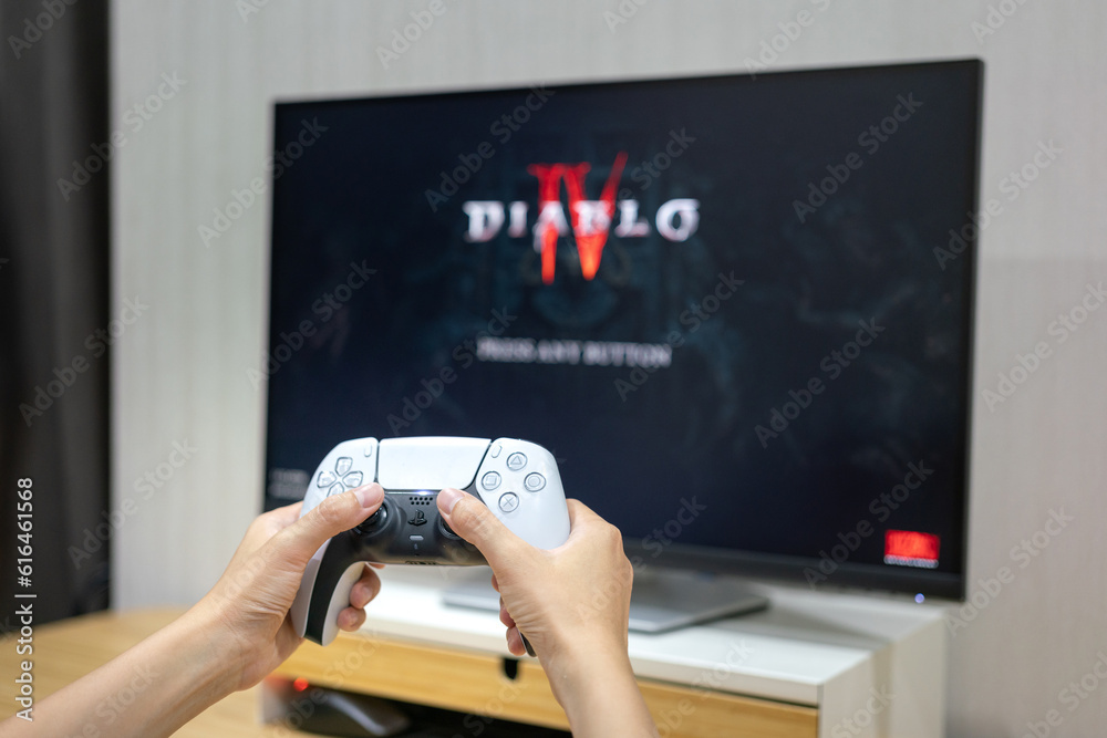 Foto de Thailand - 24 June 2023 : A gamer is playing "Diablo 4", one of ...