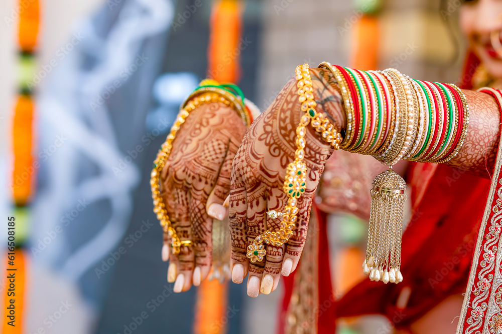 Indian Hindu bride's wedding henna mehendi mehndi hands close up Stock ...