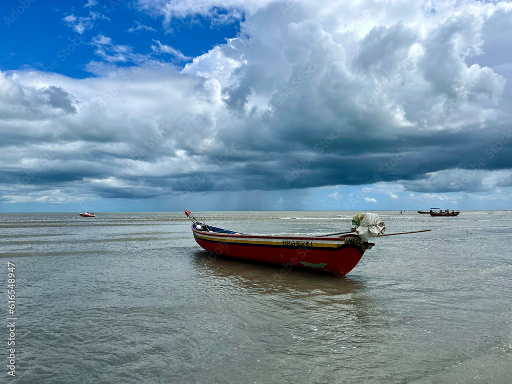 Foto de Brazil: fishing boat and low tide on Praia Principal de Jeri ...