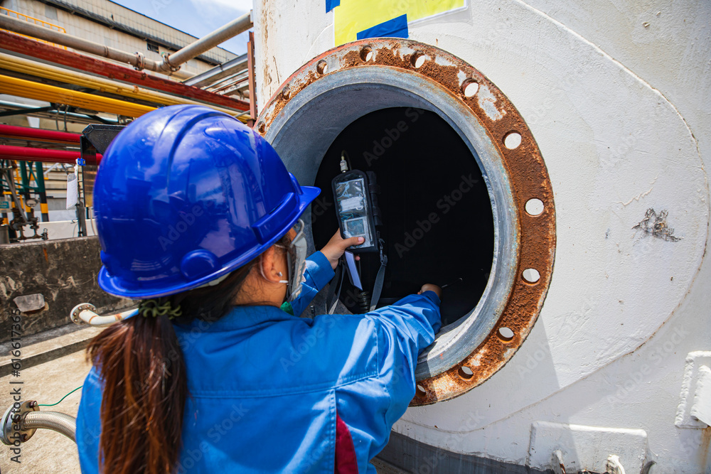 Foto de Worker female hand holding gas detector inspection safety gas ...