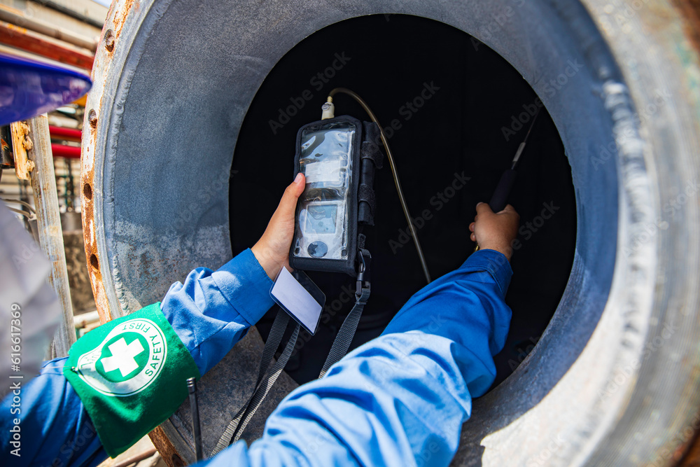 Foto de Worker female hand holding gas detector inspection safety gas ...