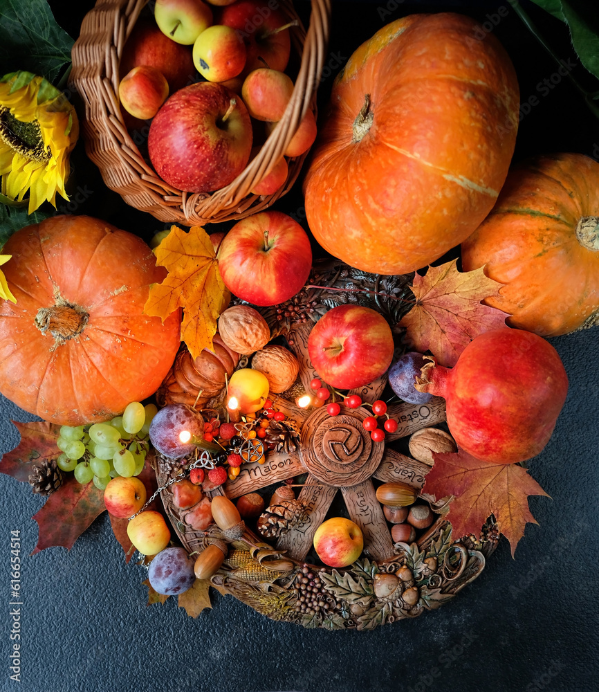 Foto Stock Wiccan altar for Mabon sabbat. wheel of the year, candles ...