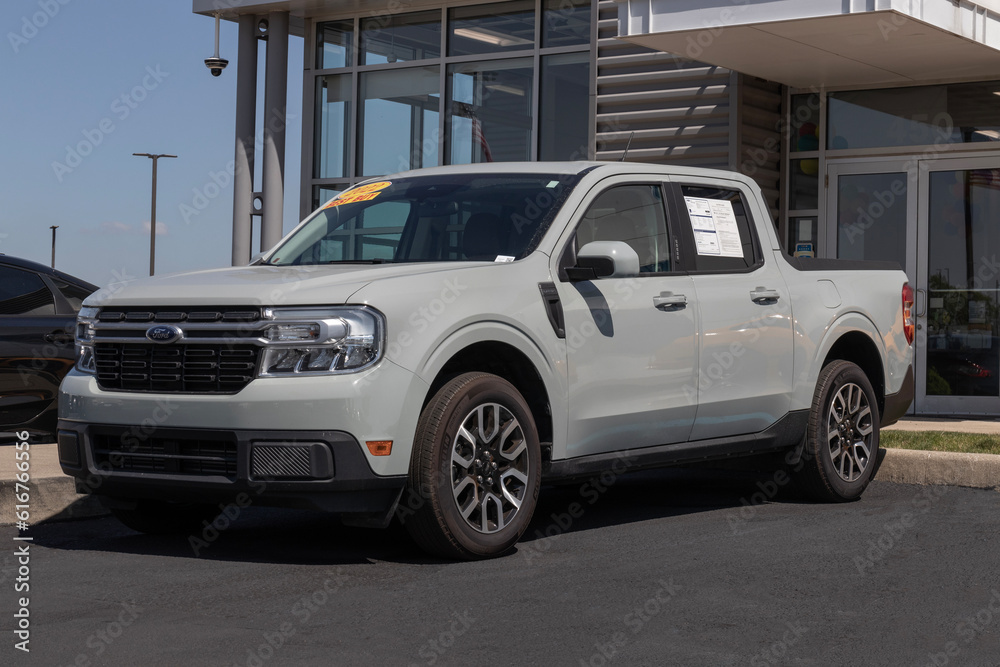 Foto de Ford Maverick compact truck display at a dealership. Ford ...