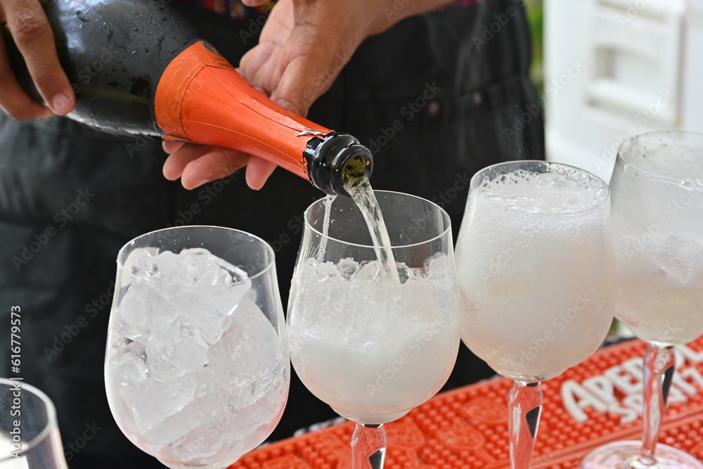 botellas de Aperol y Cinzano para Spritz Aperitivo Italiano que produce ...
