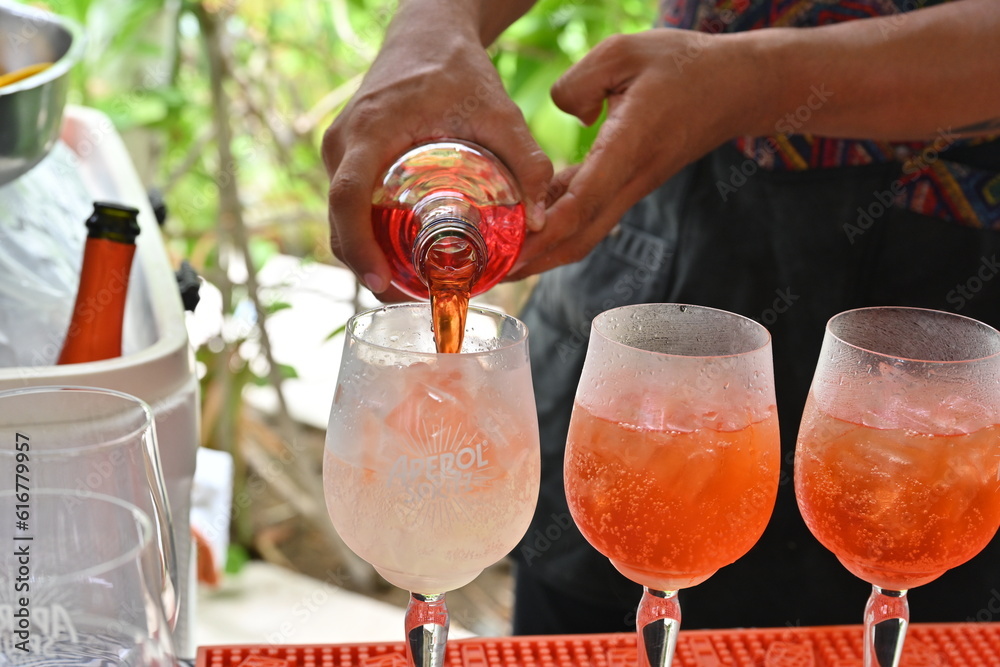botellas de Aperol y Cinzano para Spritz Aperitivo Italiano que produce ...