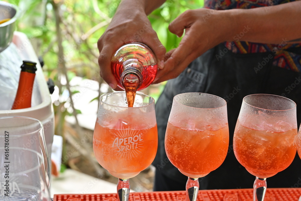 botellas de Aperol y Cinzano para Spritz Aperitivo Italiano que produce ...
