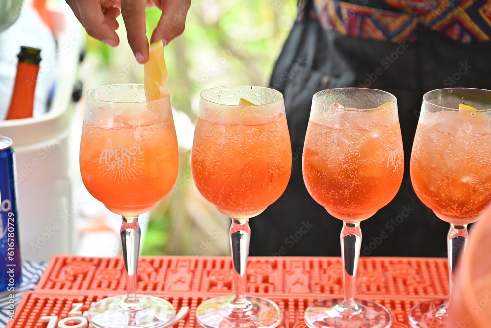 botellas de Aperol y Cinzano para Spritz Aperitivo Italiano que produce ...