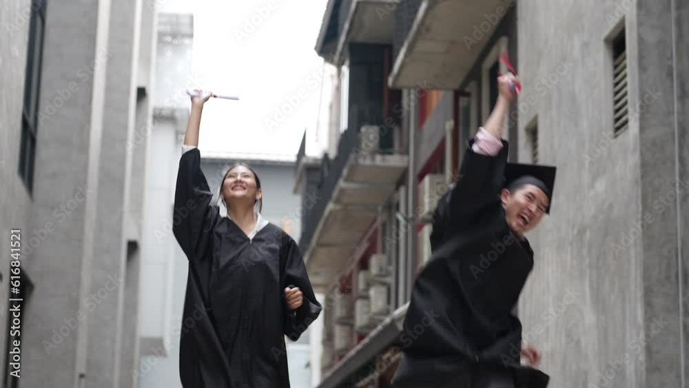 Vidéo Stock happy graduate teen people jumping with the graduation ...