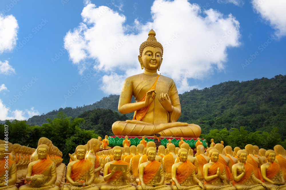 Big golden Buddha statue among small 1,250 Buddha statue at Makha Bucha ...