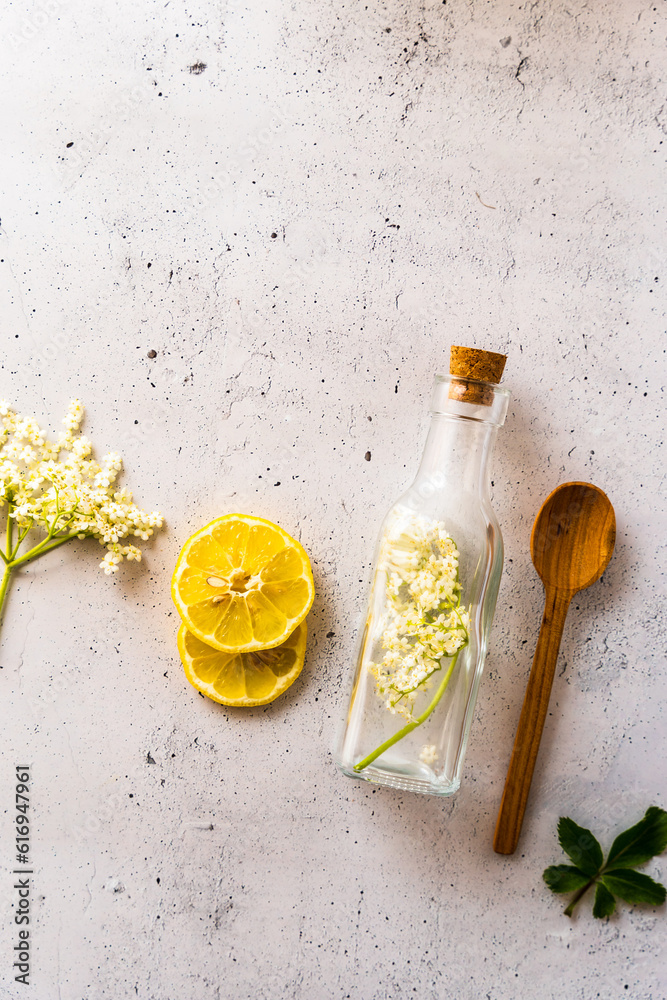 Zutaten für selbstgemachten Hollunderlüten Sirup auf einem rustikalen ...