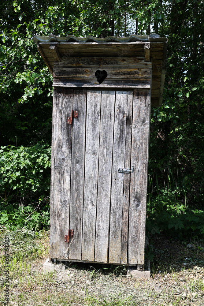 Drewniany kibel ekologiczny środku lasu na bezludziu. Stock-Foto ...