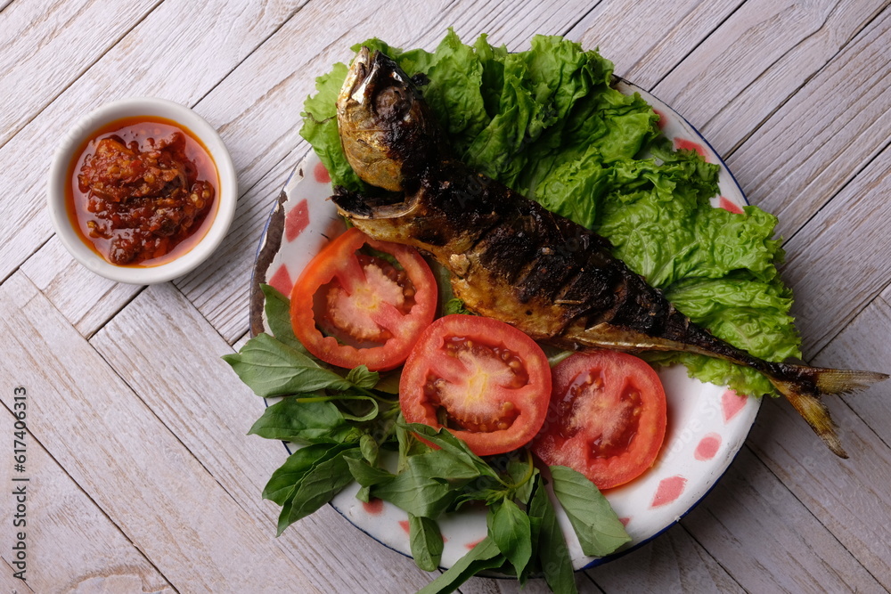 grilled fish and fresh vegetables. lettuce, sliced tomatoes, basil ...
